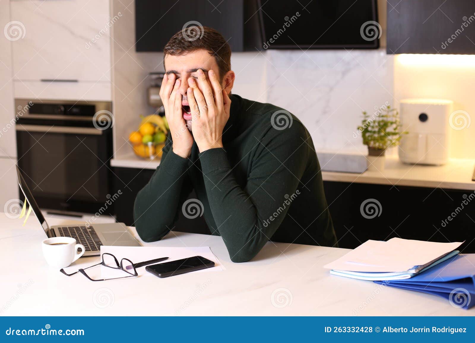 überarbeiteter Mann Im Heimatbüro Stockfoto - Bild von geschlossen, hände: 263332428