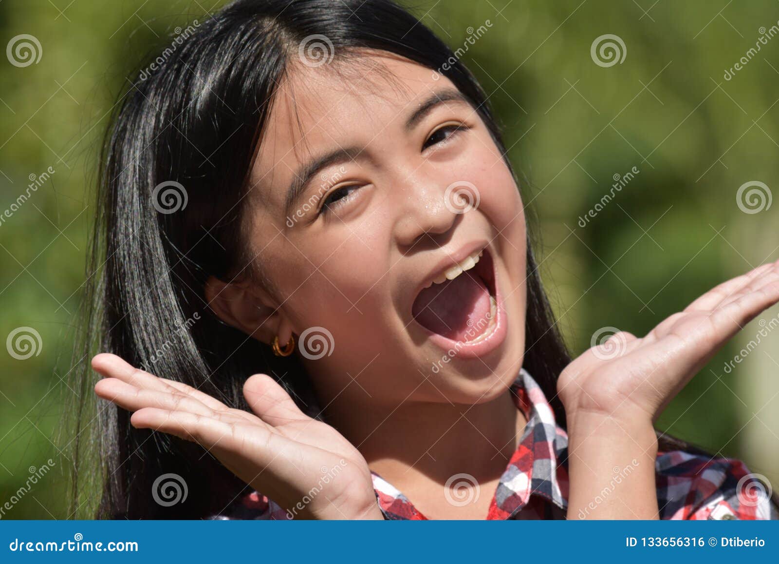 Überraschtes Filipina Girl Stockfoto Bild Von überrascht 133656316