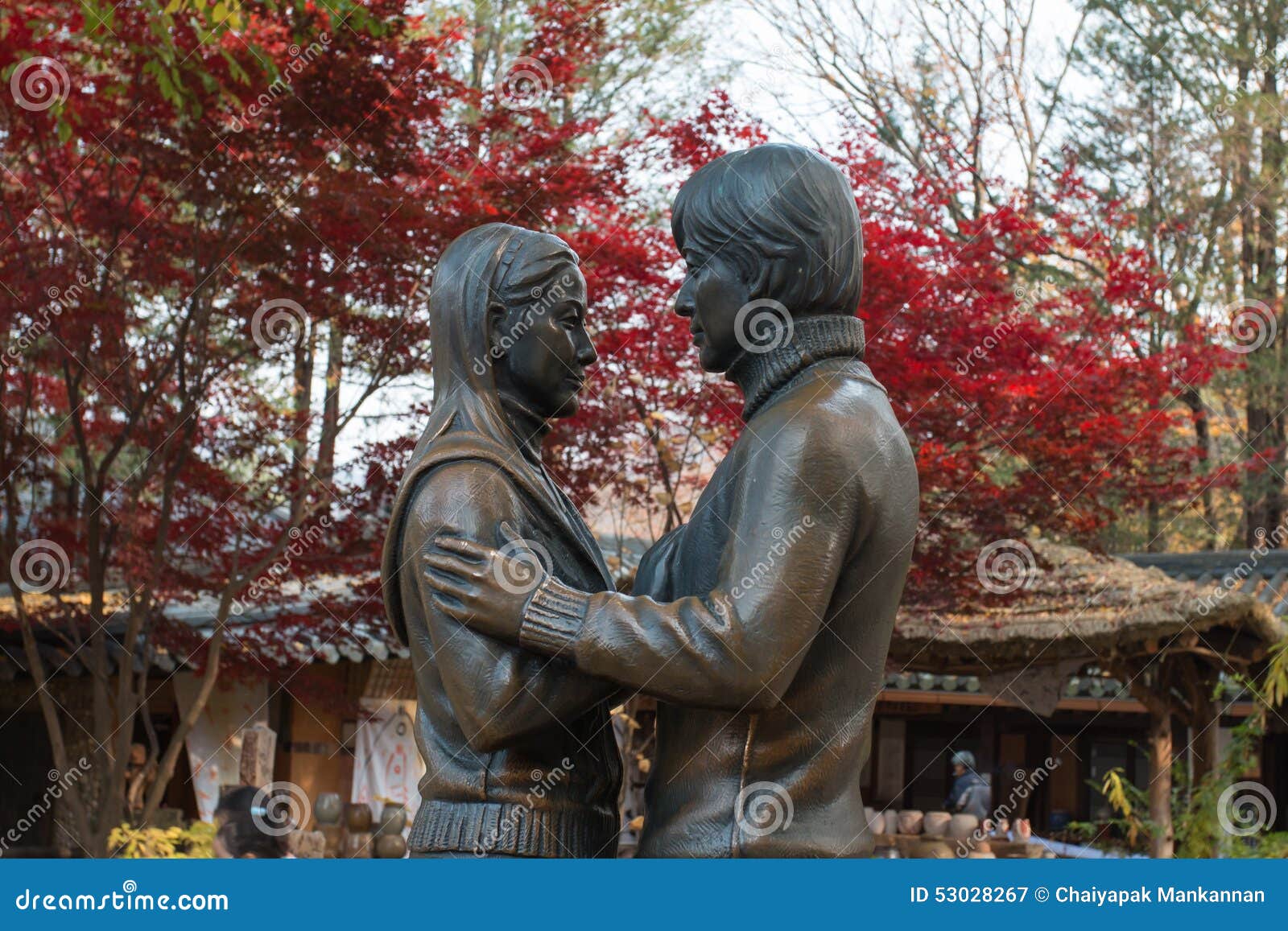 Διάσημο άγαλμα Choi Jiwon & Bae Yong Joon Εκδοτική Φωτογραφία - εικόνα από : 53028267