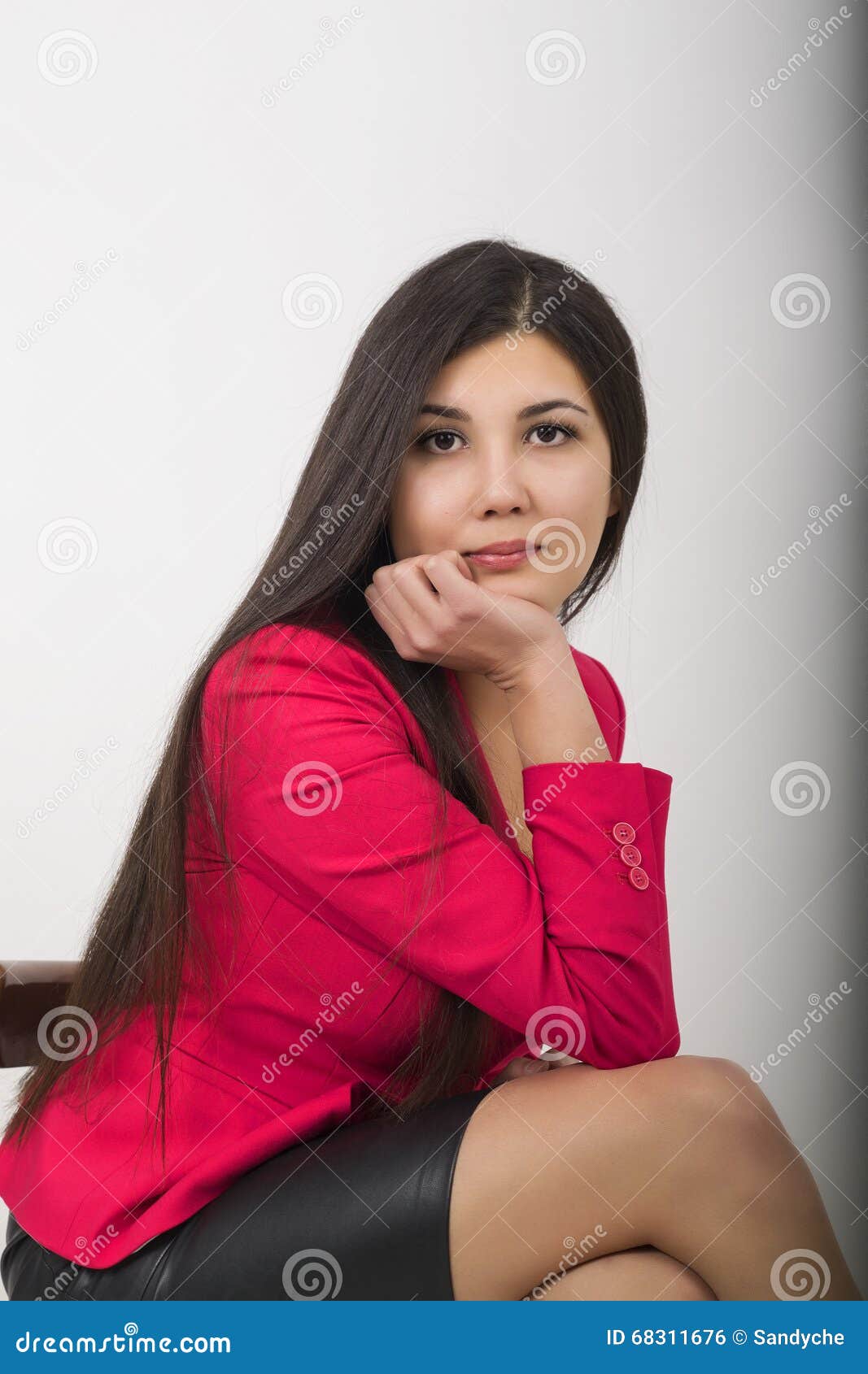 Όμορφο ασιατικό νέο Leggy Brunette σε ένα μαύρο φόρεμα και ένα κόκκινο