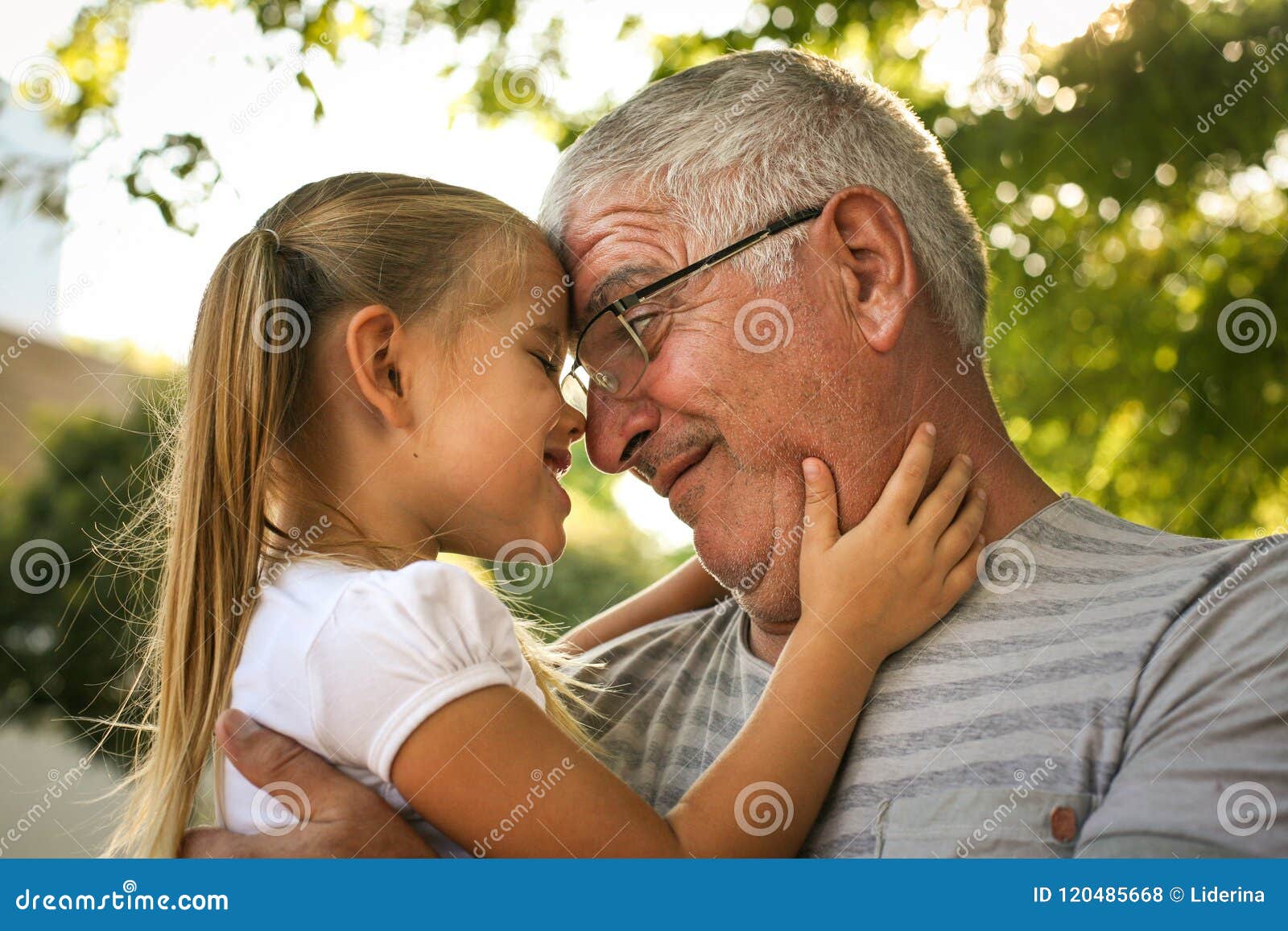 Любить с Grandpa стоковое фото изображение насчитывающей немного 120485668