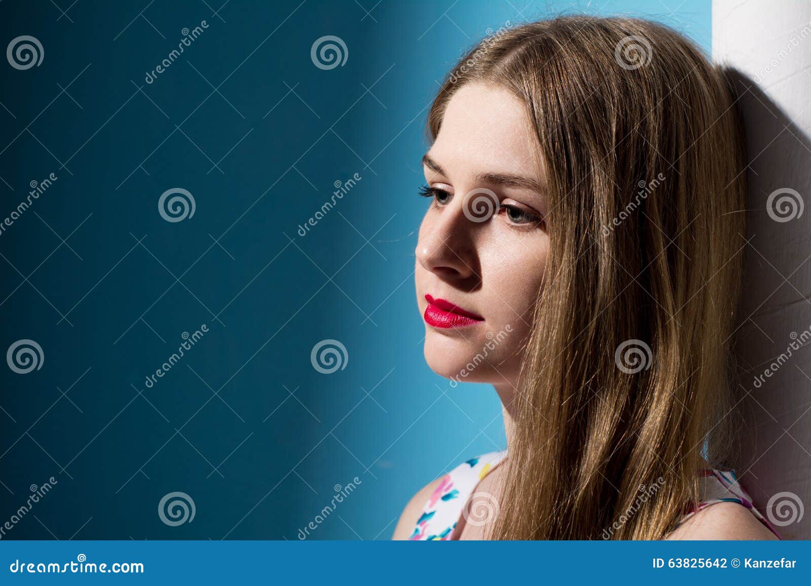 一个美丽的体贴的女孩的特写镜头画象summ的 库存照片. 图片 包括有 欧洲, 哀伤, 情感, 沮丧, 有吸引力的 - 63825642