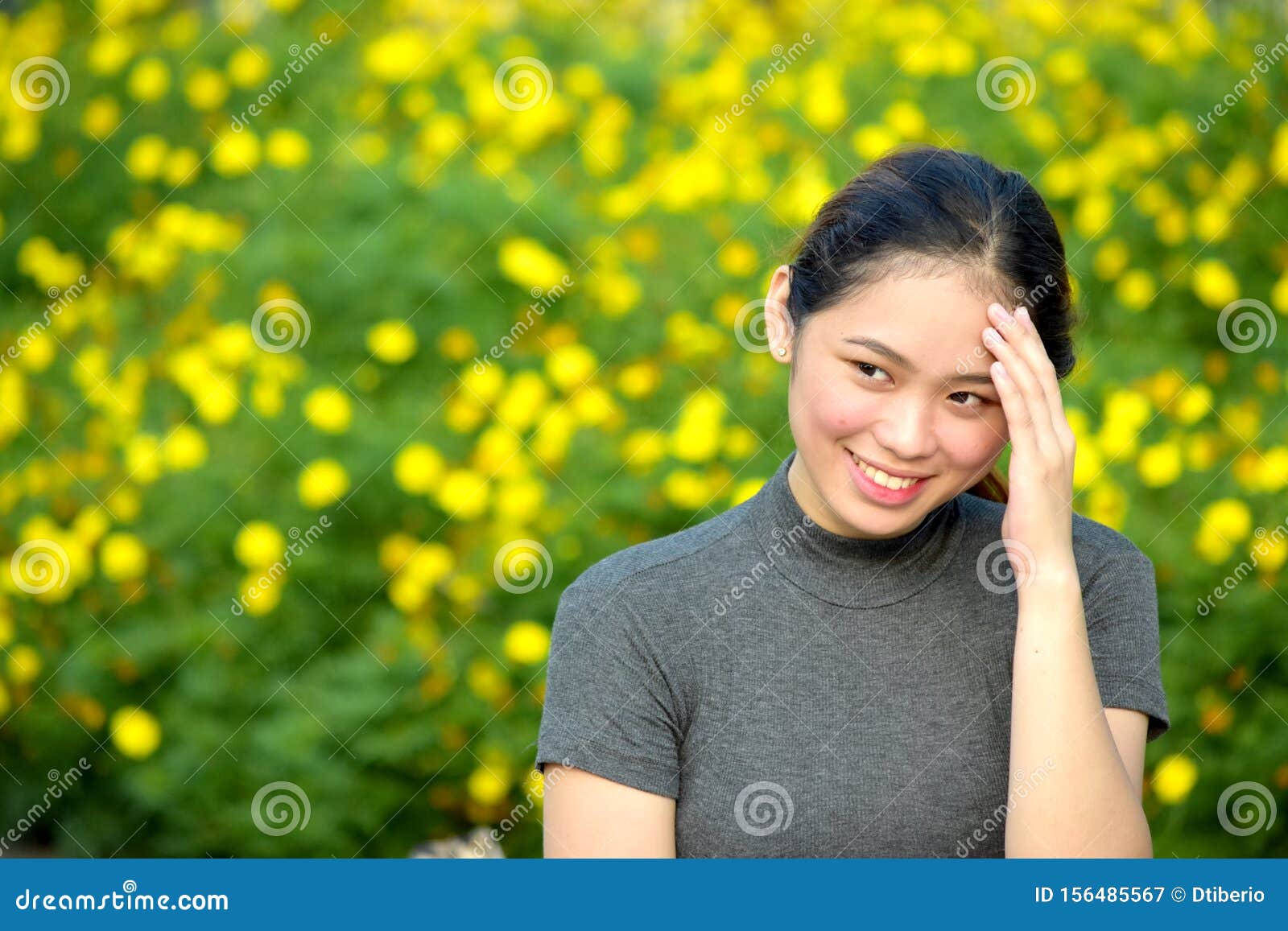 ä¸€ä½ å†¥æƒ³çš„å¥³æ€§ã€‚ä¸€ä¸ªæœ‰é…力的亚洲人 库存图片 图片 包括有 想法