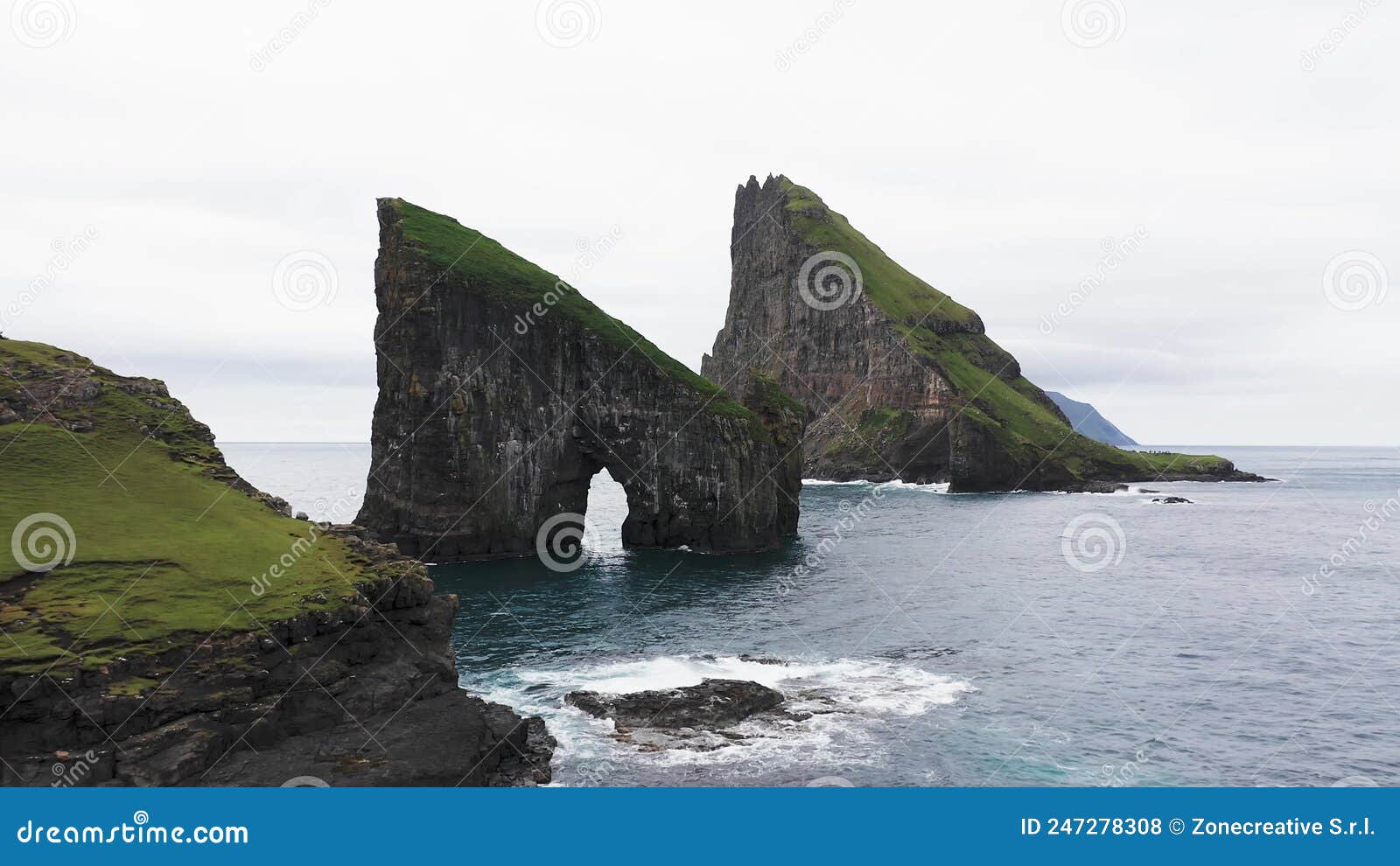 从空中俯瞰法罗群岛的岩石drangarnir海堆和skarosafossur Waterfallfallallyastic 影视素材 - 视频 包括有 海运, 旅行: 247278308