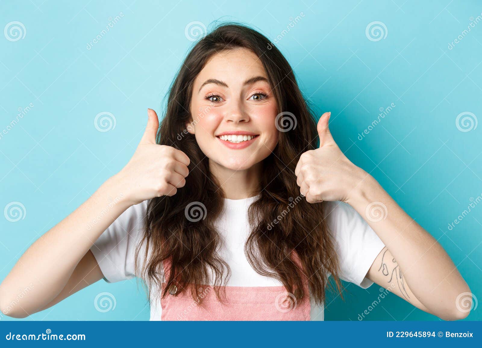 听起来很不错. 微笑的快乐女人露出大拇指，正面表情赞许，喜欢好的选择 库存照片 - 图片 包括有 忠告, 魅力: 229645894