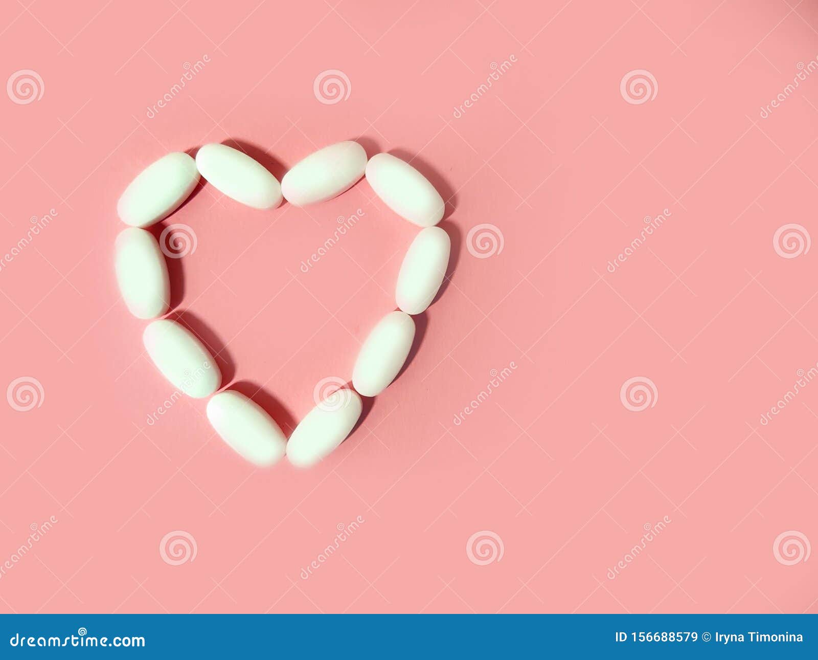 åœ£è¯žè€ äººåœ¨å ¡é€šå¢™ä¸ŠæŒ‚ç‘žå£«å›½æ——ã€‚å¸¦æœ‰ç¤¼å“ ç‘žå£«æ——æ †çš