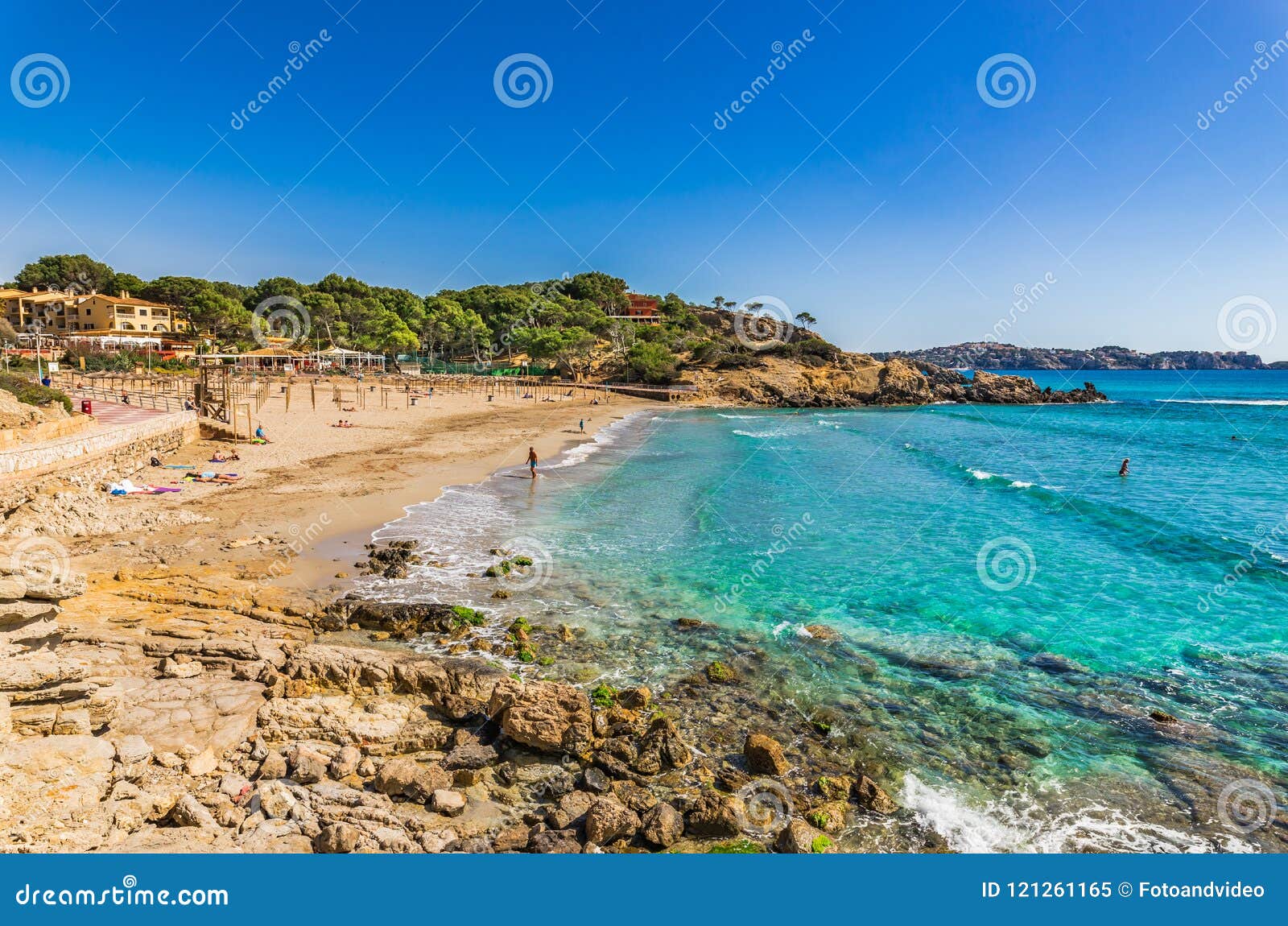 在Paguera海岸的美丽的海滩在马略卡，西班牙的 库存图片. 图片 包括有 上色, 蓝色, 女演员, 拜雷阿尔斯 - 121261165