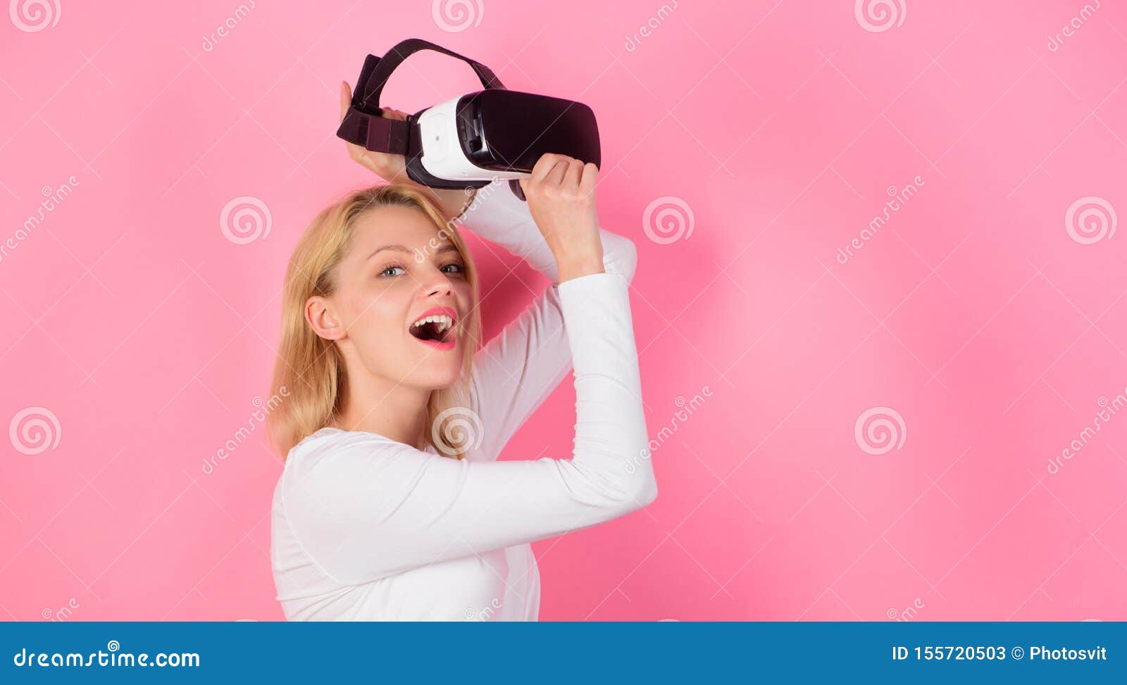 å¼€æœ—çš„å¾®ç¬‘ç €ï¼Œæˆ´ç €vr眼镜。戴虚拟现实耳机的女人ã