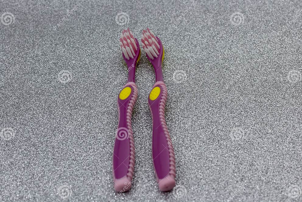 快乐女同性恋者LGBT夫妇牙刷视觉隐喻 库存照片. 图片 包括有 一起, 女同性恋者, 隐喻, 避孕套 - 109284898