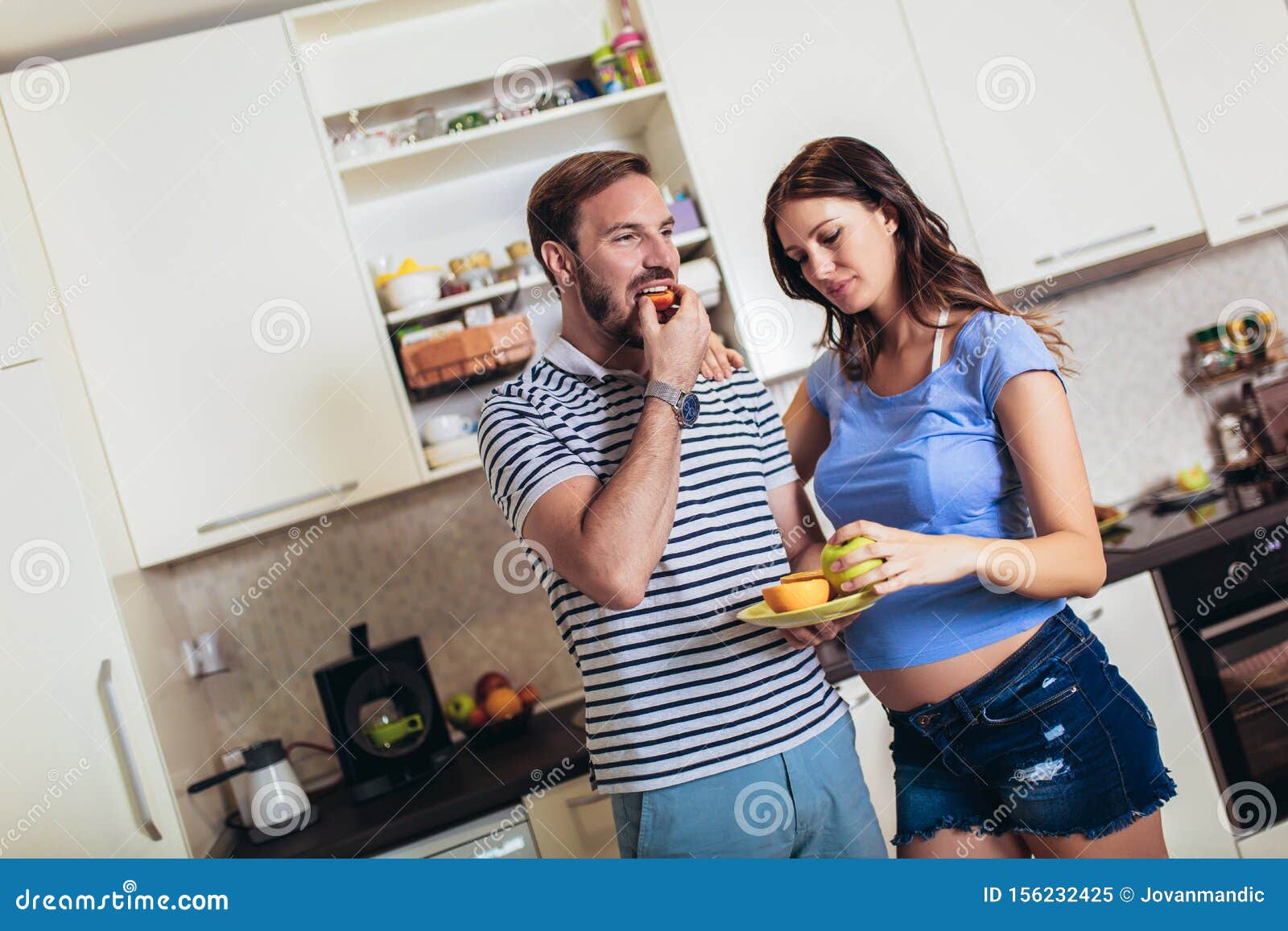 æ‰‹é‡Œæ‹¿ç €è‡ªåˆ¶è”¬è œçš„å†œæ°‘ã€‚é€‰æ‹©æ€§è šç„¦ã€‚æ‰‹é‡Œæ‹¿ç €è‡ªåˆ