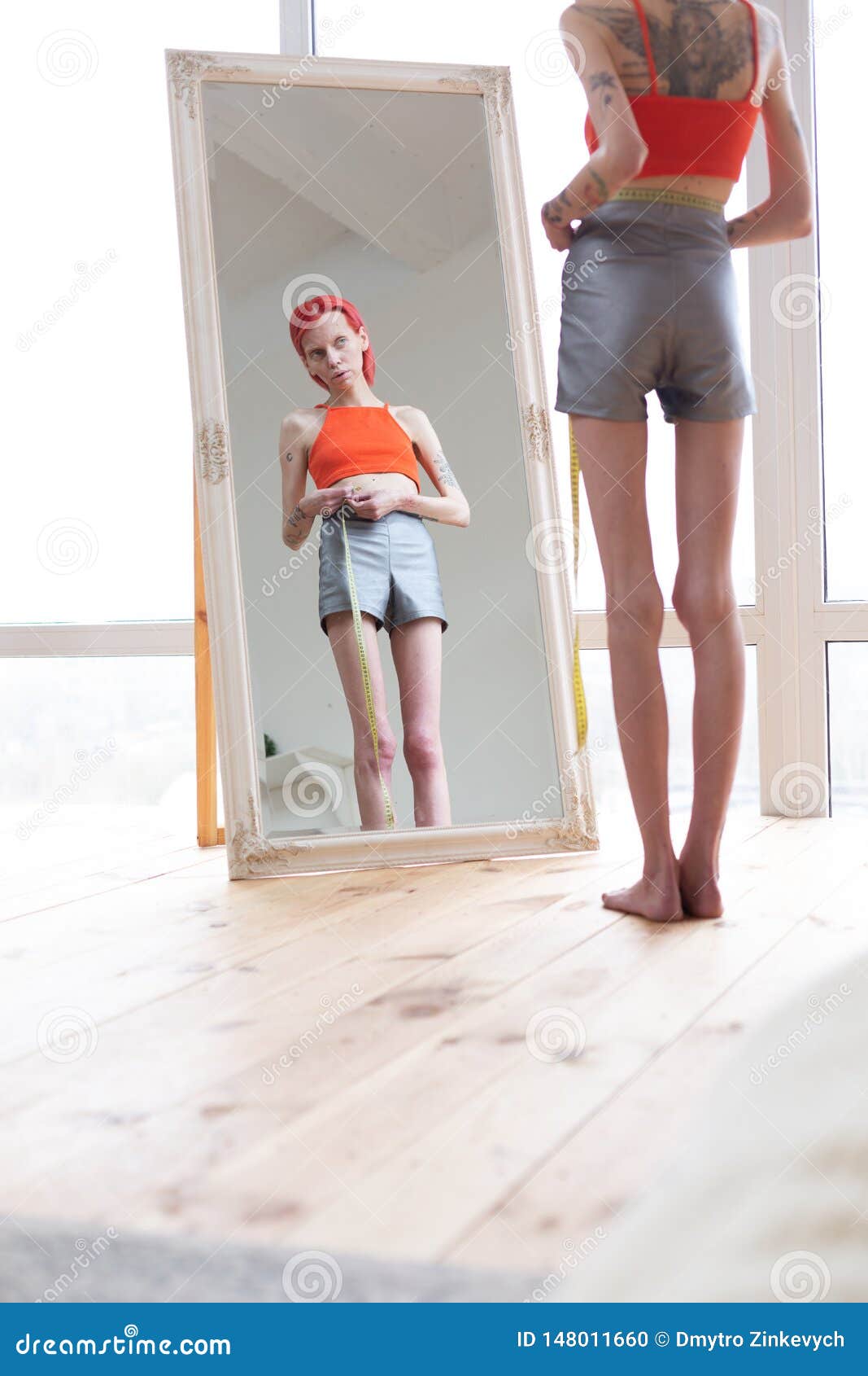 Extremely Skinny And Slim Anorexic Woman Looking Into Mirror 库存照片 图片