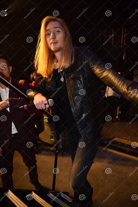 歌手后台伊冯在维克托Drobysh第50个年生日音乐会在巴克来中心 编辑类图片 - 图片 包括有 剪影, 更加恼怒的: 94026280