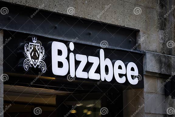 波尔多酒店前的bizzbee标识 编辑类库存照片. 图片 包括有 公司, 国际, 衣裳, 赞誉, 商务 - 246702008