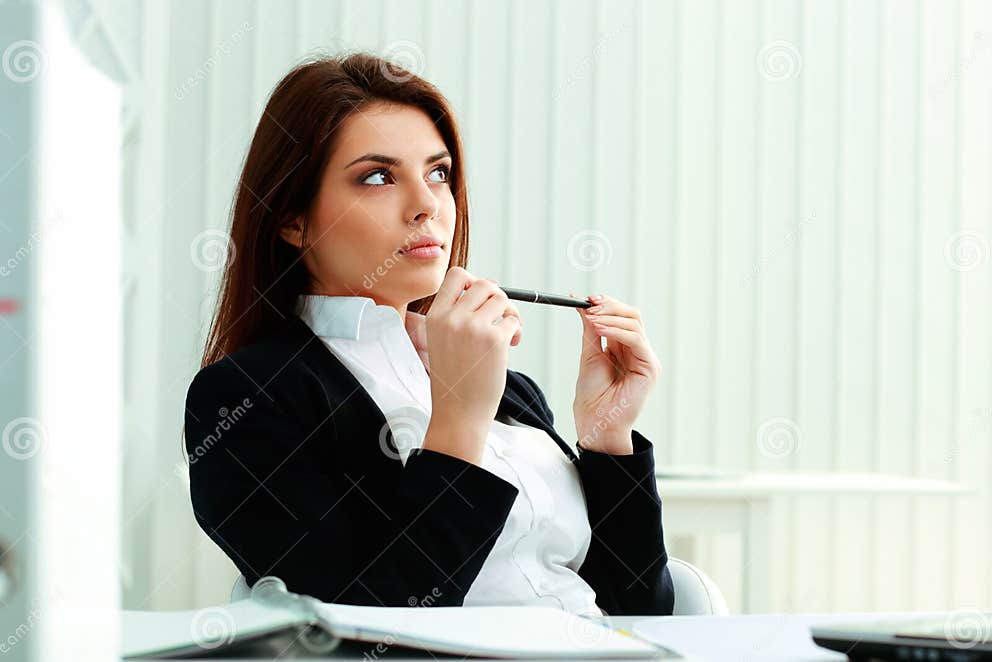 注视着copyspace的年轻沉思女实业家 库存照片. 图片 包括有 一个, 人员, 企业家, 反空气污染的 - 35718480