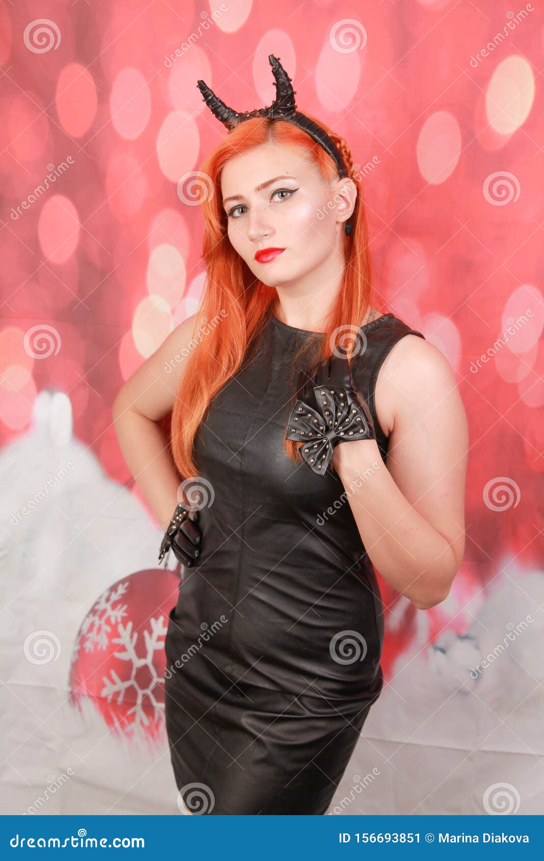 浪漫而大的女å©ï¼Œæˆ´ç €çŸè „çš„é‘è‰²çš®æ‰‹å¥—ï¼Œæˆ´ç €é‰å