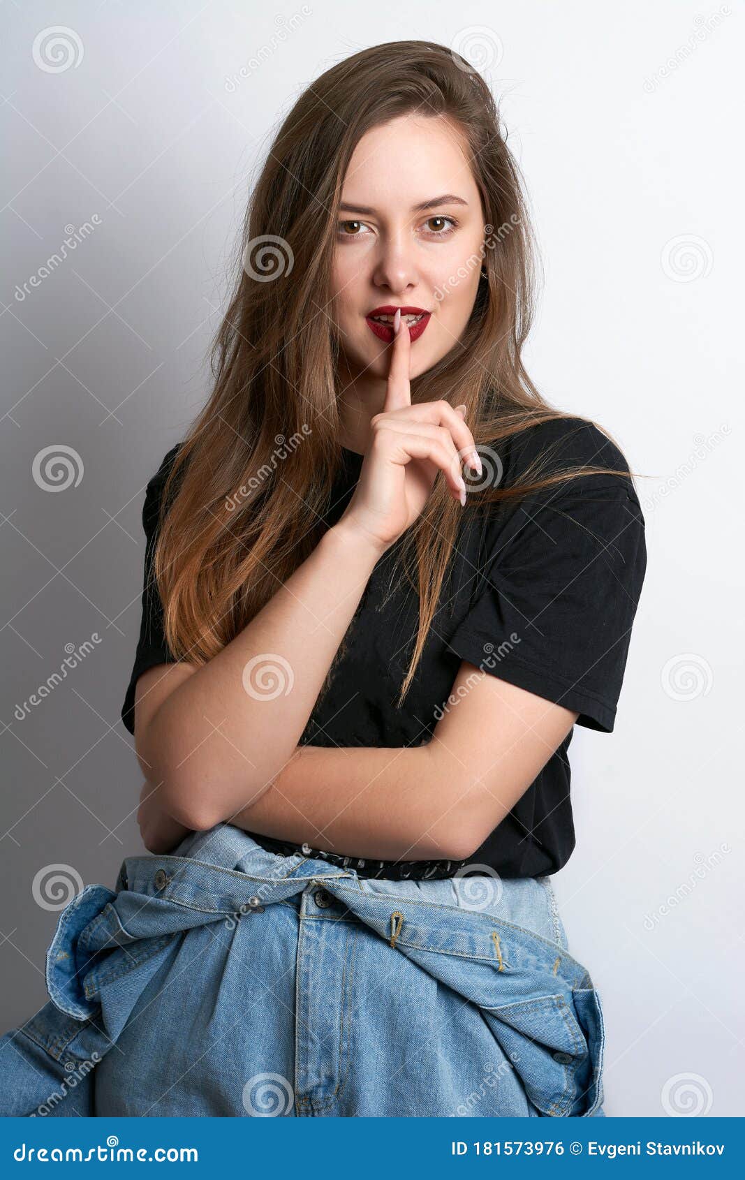 白色背景上手指指着嘴的美丽女孩 库存照片 图片 包括有 惊讶 特写镜头 孩子 一个 逗人喜爱 181573976