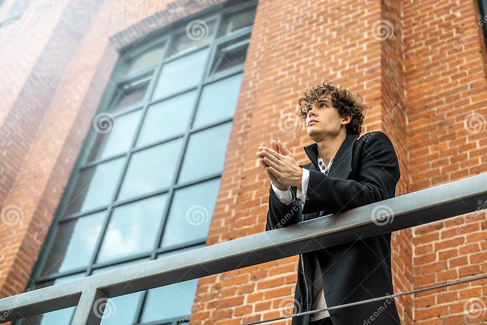 站立在红色的楼梯的可爱的沉思人bricked大厦背景 库存图片. 图片 包括有 建筑, 有吸引力的, 查找 - 127328355