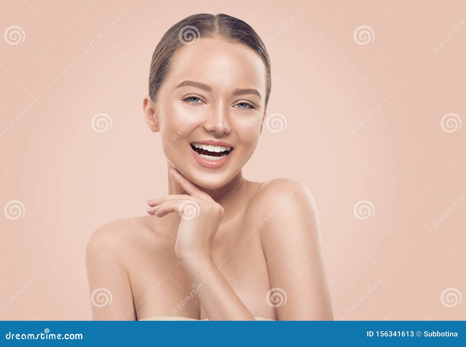 ç±³è‰²èƒŒæ™¯ä¸‹ç¾Žè²Œå¾®ç¬‘çš„å¹´è½å¥³æ€§ã€‚ç¾Žä¸½çš„spaå¥³å­©ï¼Œæœ‰å