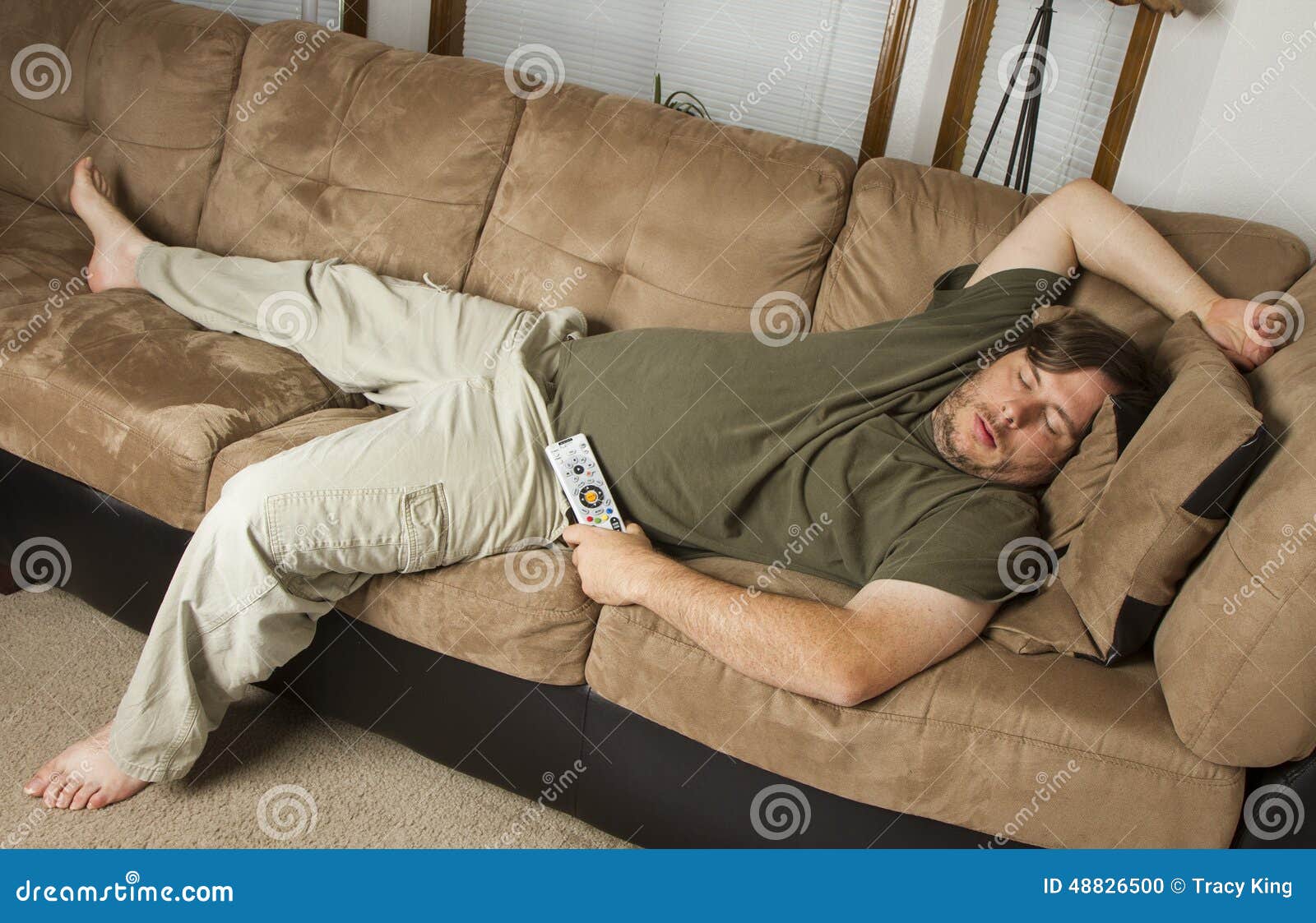 Sprawled out 库存照片. 图片 包括有 坐垫, 舒适, 松驰的肌肉, 图象, 长沙发, 男人 - 48826500