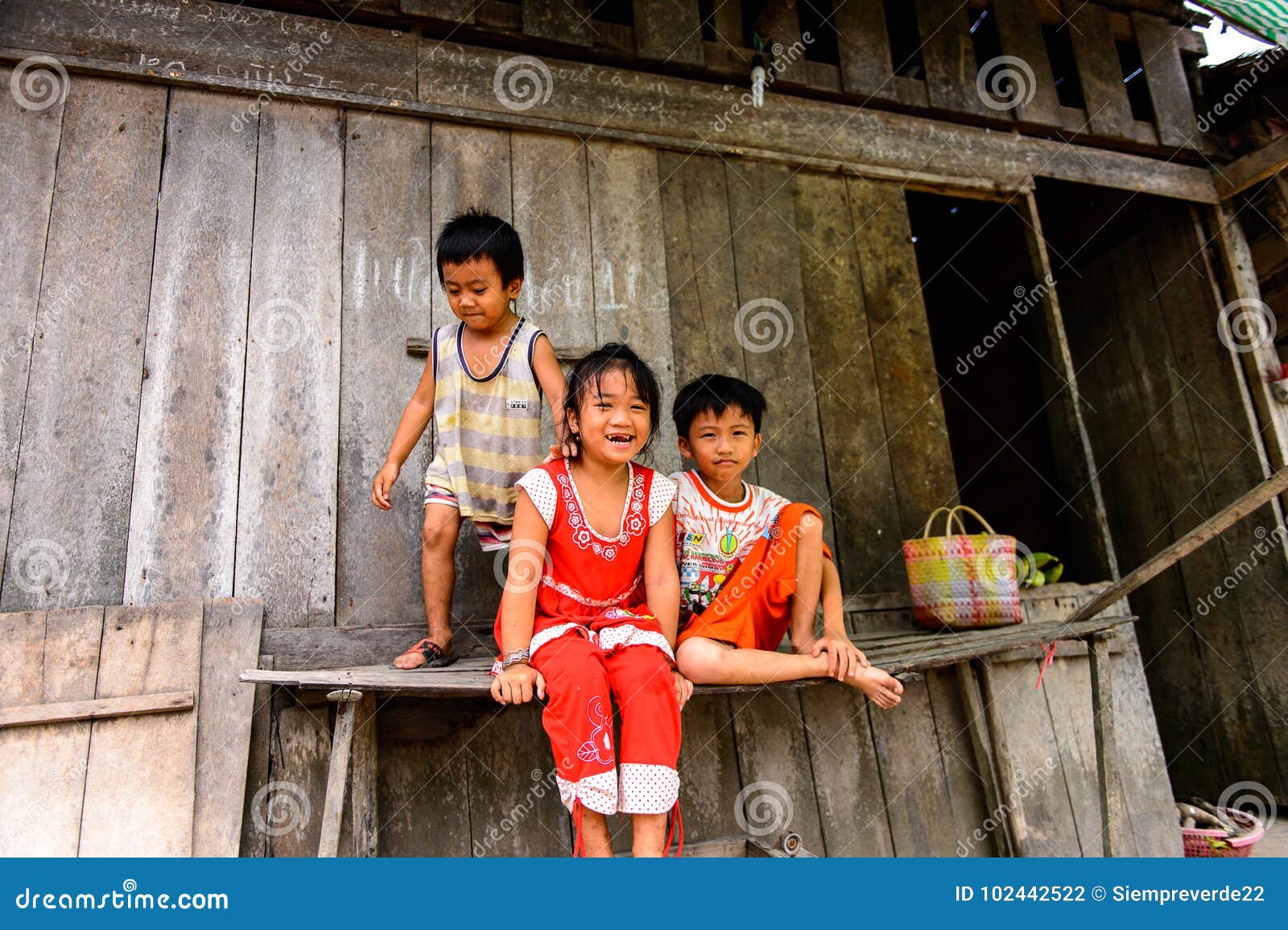 越南子项 图库摄影片. 图片 包括有 作用, 影子, 室外, 愉快, 房子, 长凳, 西北, 人们, 衣裳 - 102442522