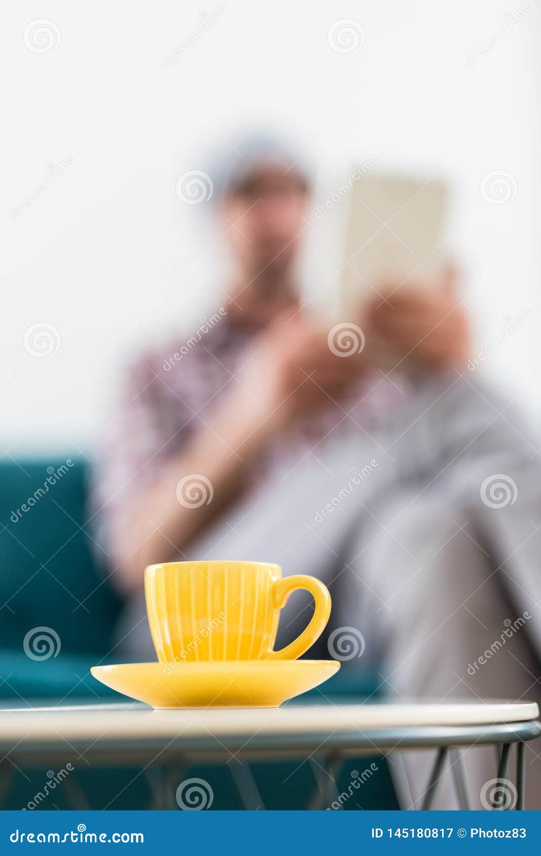 é„色å å•¡åœ¨å° æ¡Œä¸Šçš„åŒä¸Žæ•°å—片剂的时兴的商人在背æ