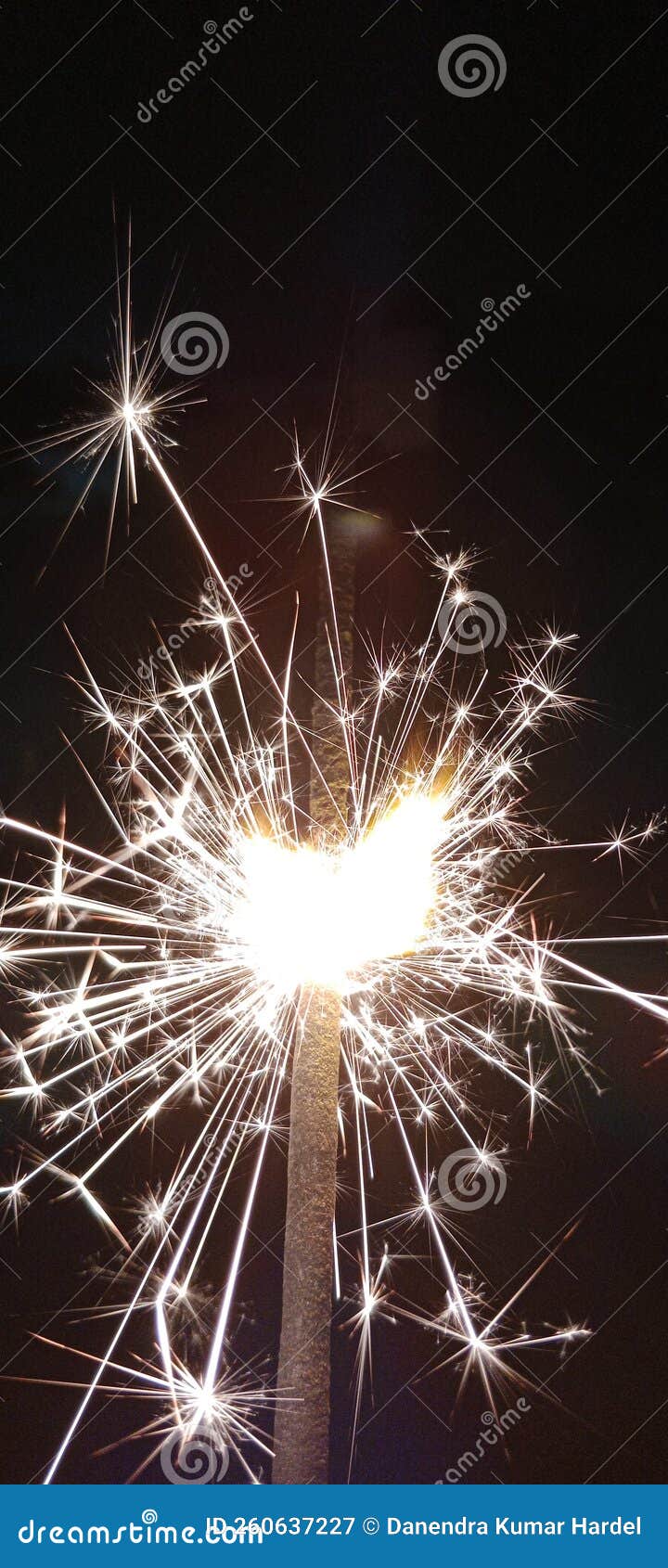 黑色背景的sparkler视图，一种手持烟花，燃烧缓慢，同时发出亮色的火焰. 库存图片 - 图片 包括有 背包, 火花: 260637227